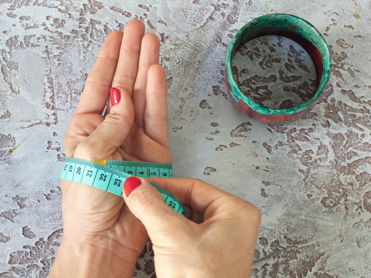 Wood Side Story - How to measure your bangle size